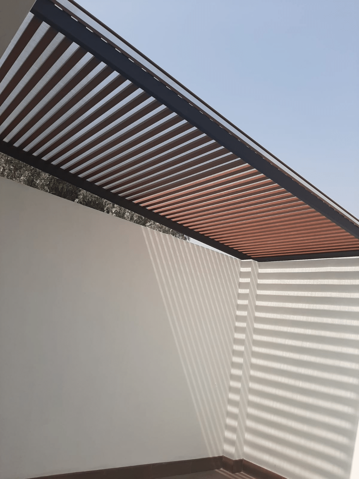 Beneficios de tener un techo sol y sombra en verano - Cover Prime